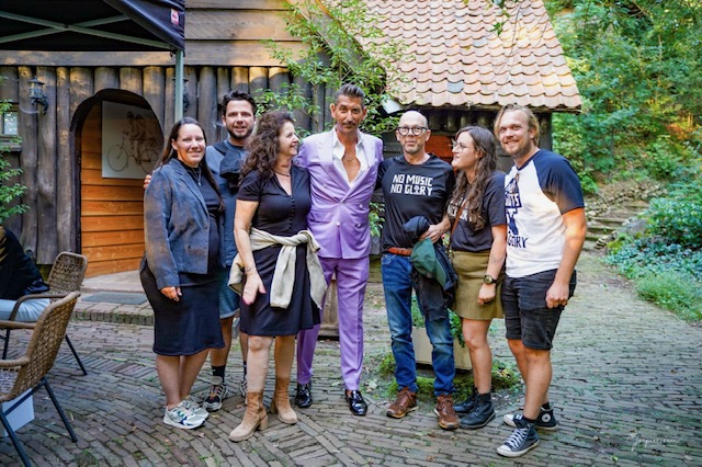 Bert en gezin naar Danny Vera - No Guts No Glory